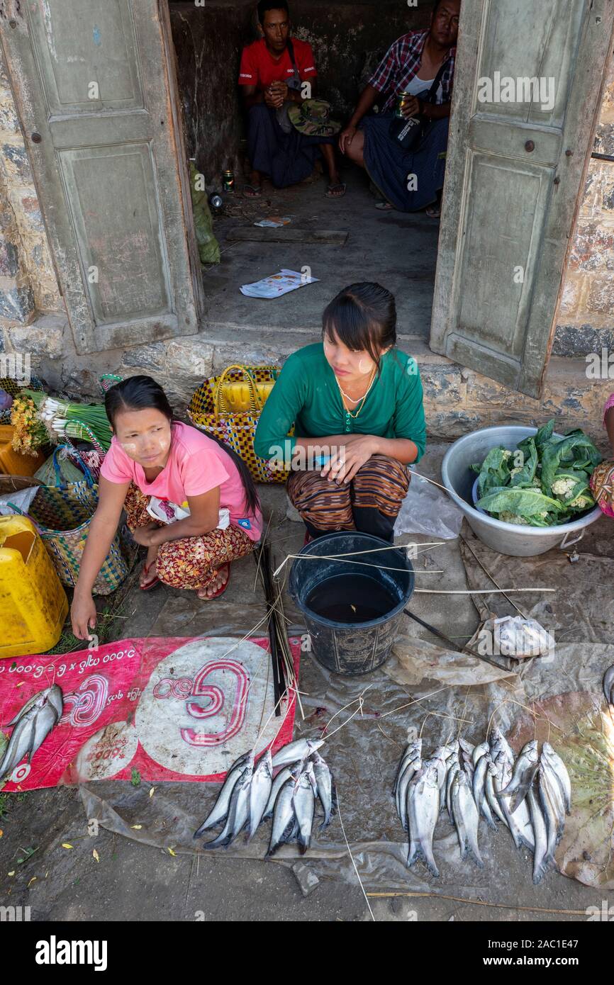 Traditional burmese boatman hi-res stock photography and images - Alamy