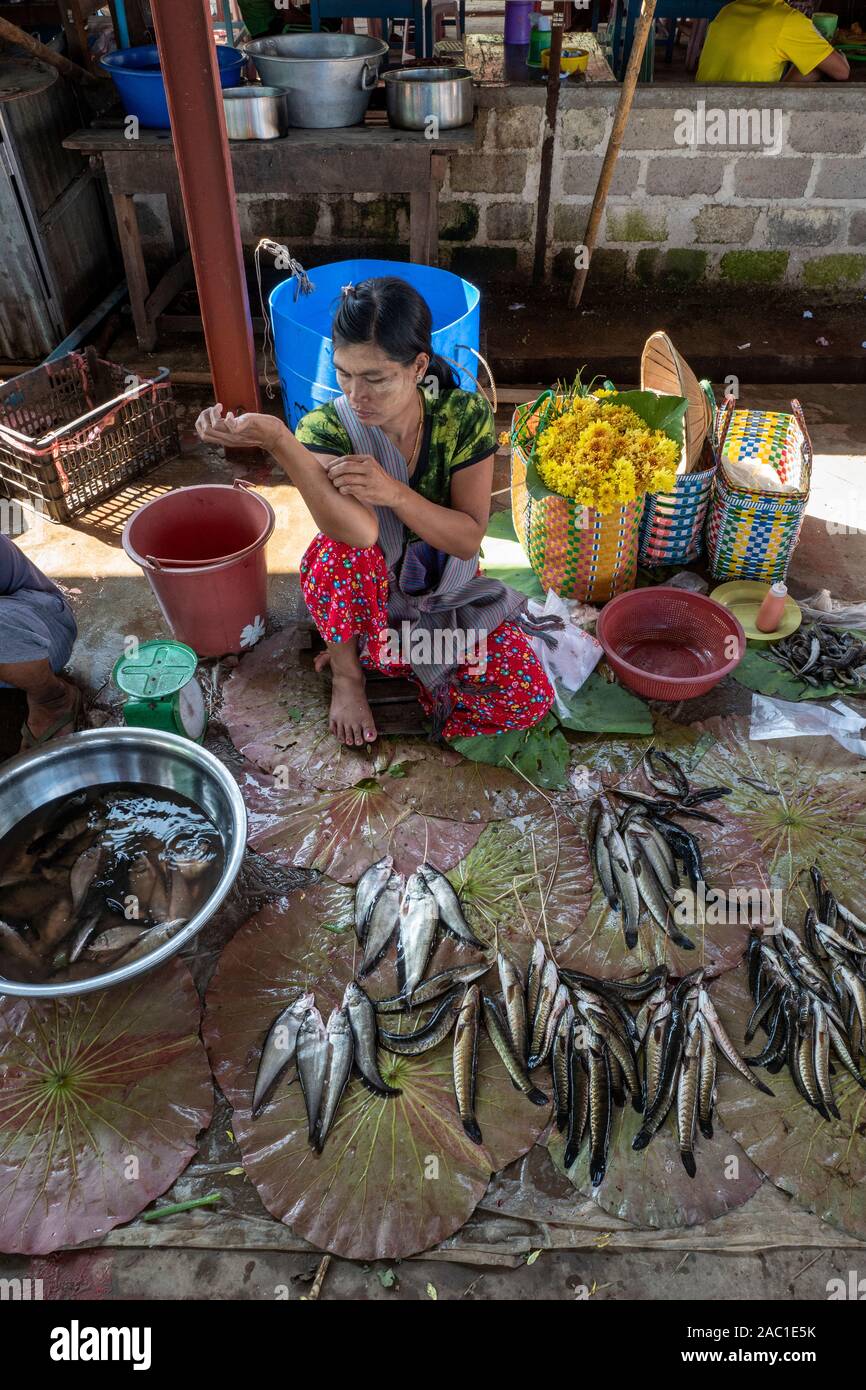 Traditional weekly market on Inle Lake in Myanmar Stock Photo - Alamy