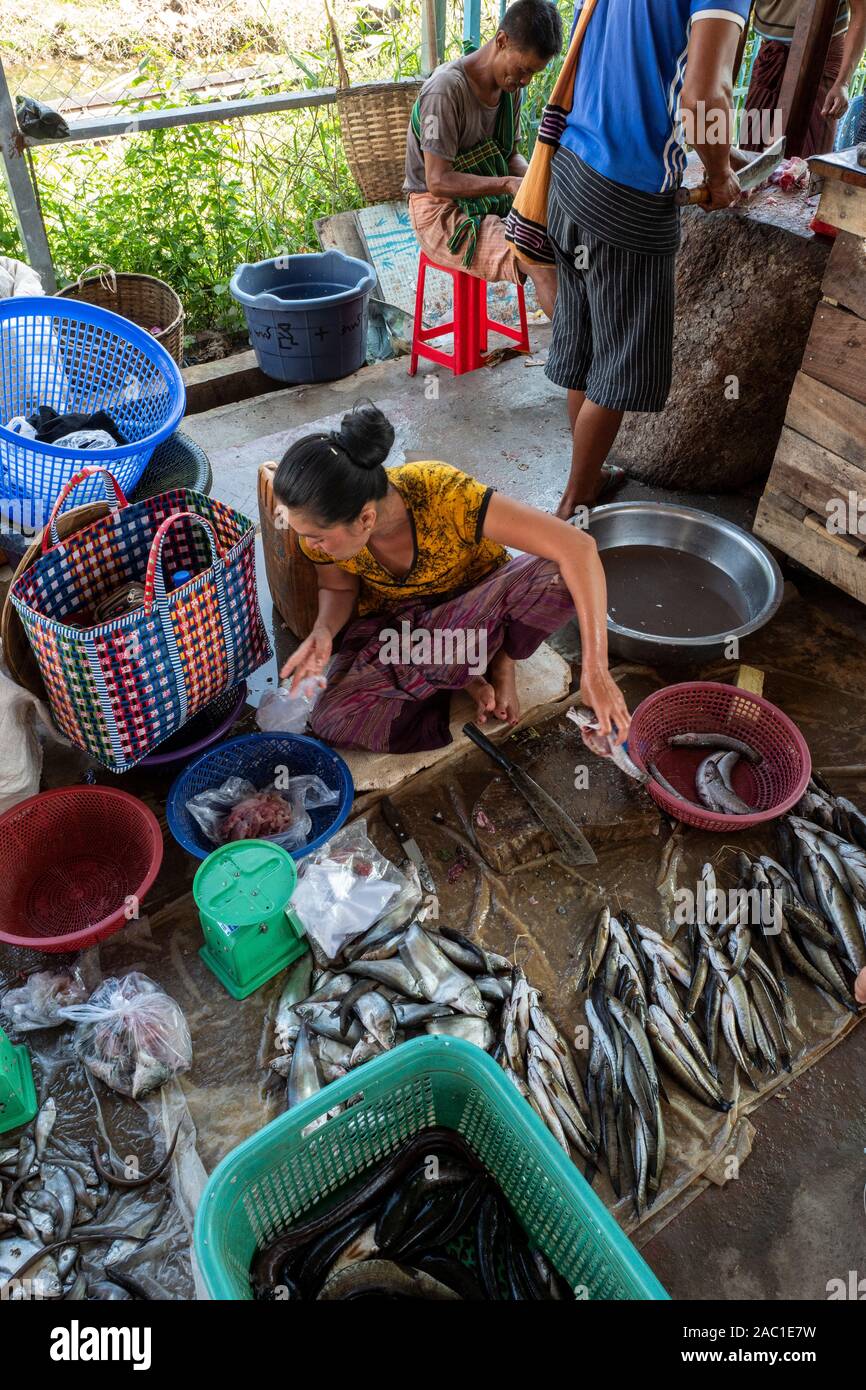 Traditional burmese boatman hi-res stock photography and images - Alamy