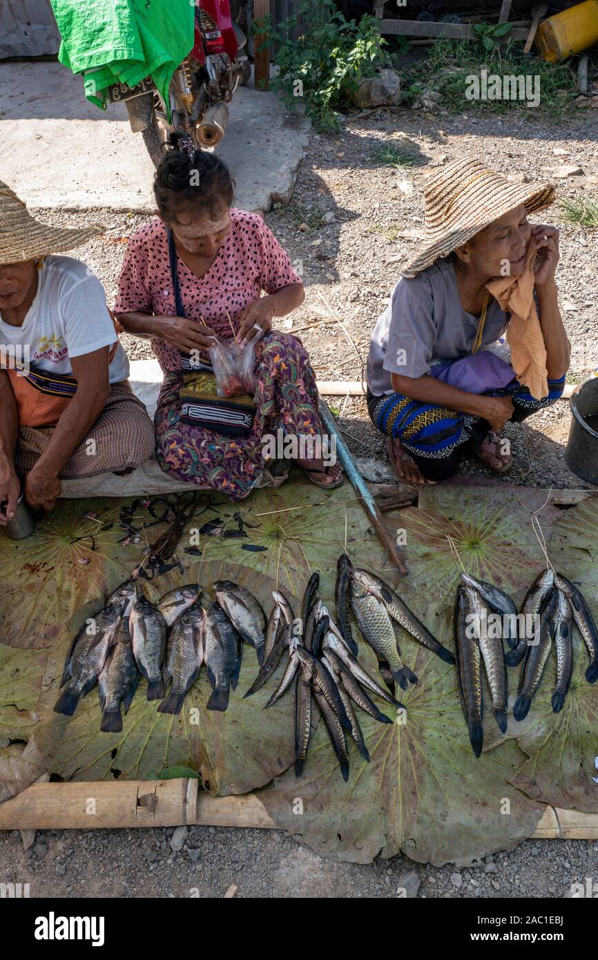Traditional burmese boatman hi-res stock photography and images - Alamy