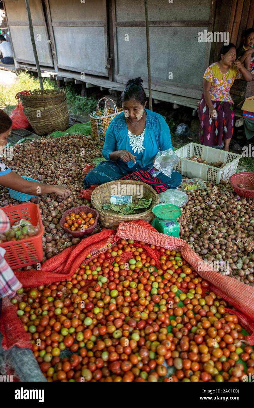 Traditional weekly market on Inle Lake in Myanmar Stock Photo - Alamy