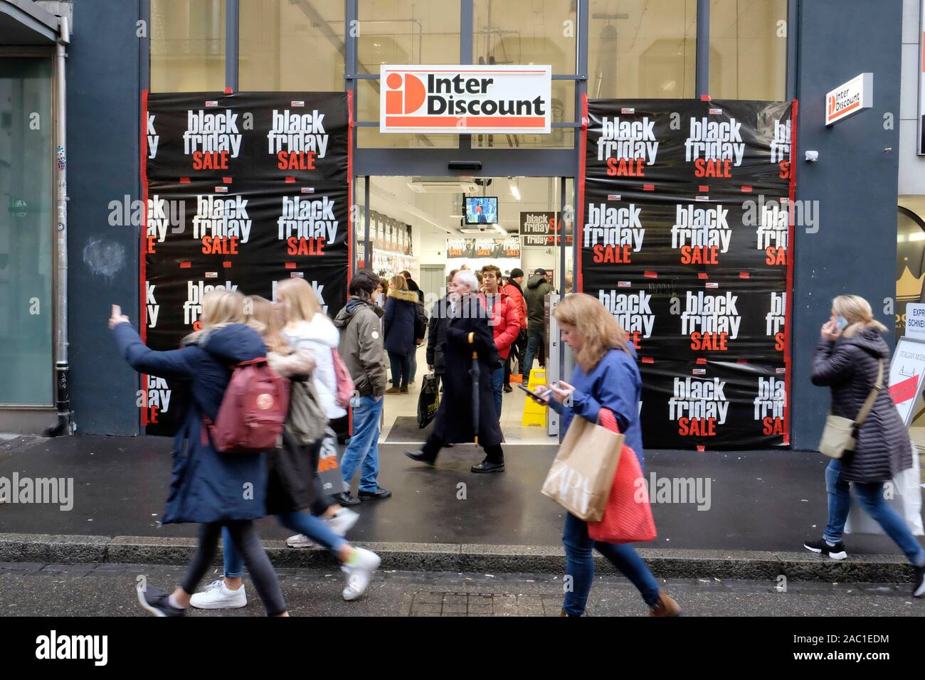 Shoppers on black friday hi-res stock photography and images - Alamy