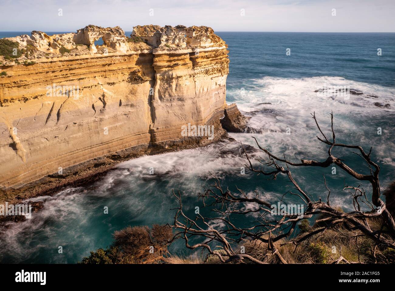 Limestone formations and cliffs on the Great Ocean Drive Road in ...