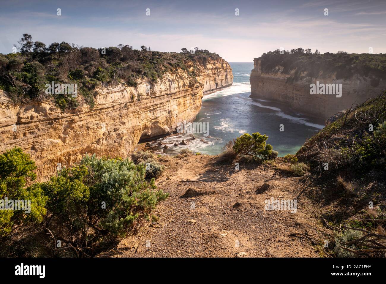 Limestone formations and cliffs on the Great Ocean Drive Road in ...