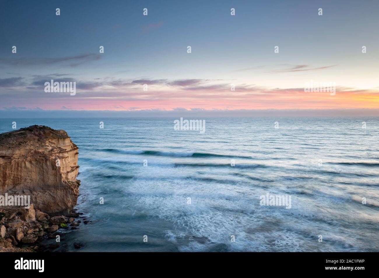 Limestone formations and cliffs on the Great Ocean Drive Road in ...
