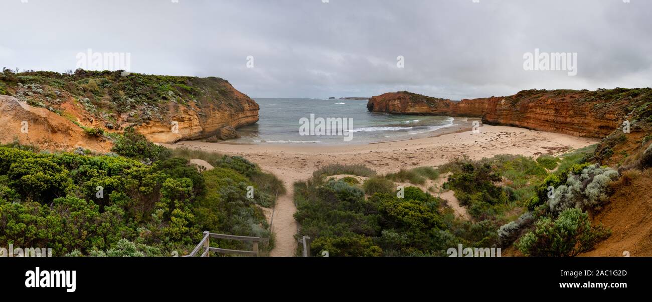 Limestone formations and cliffs on the Great Ocean Drive Road in ...