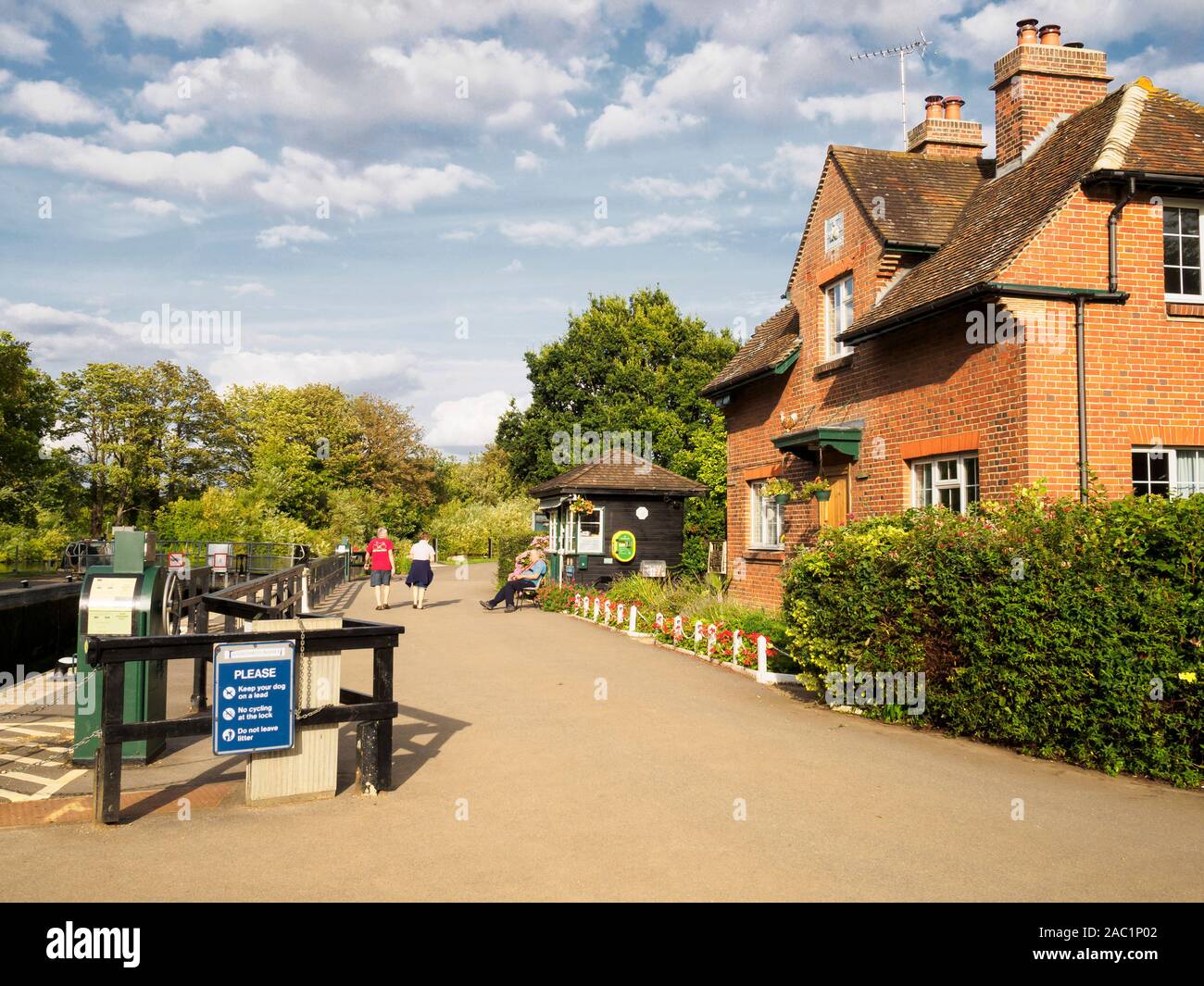 Lock keepers cottage at Abingdon Lock on the River Thames Stock Photo ...