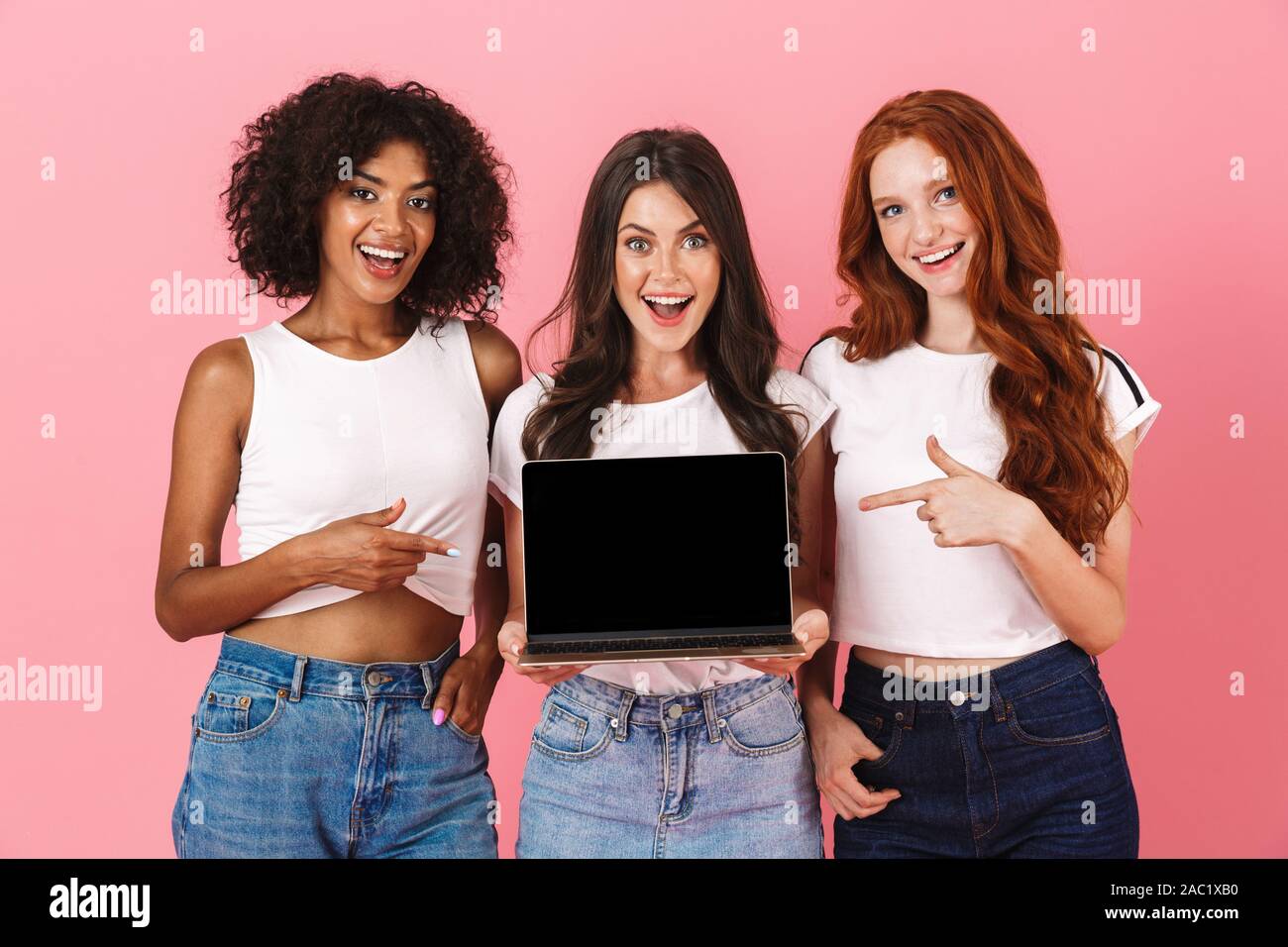 Group of girls laughing pointing hi-res stock photography and images ...
