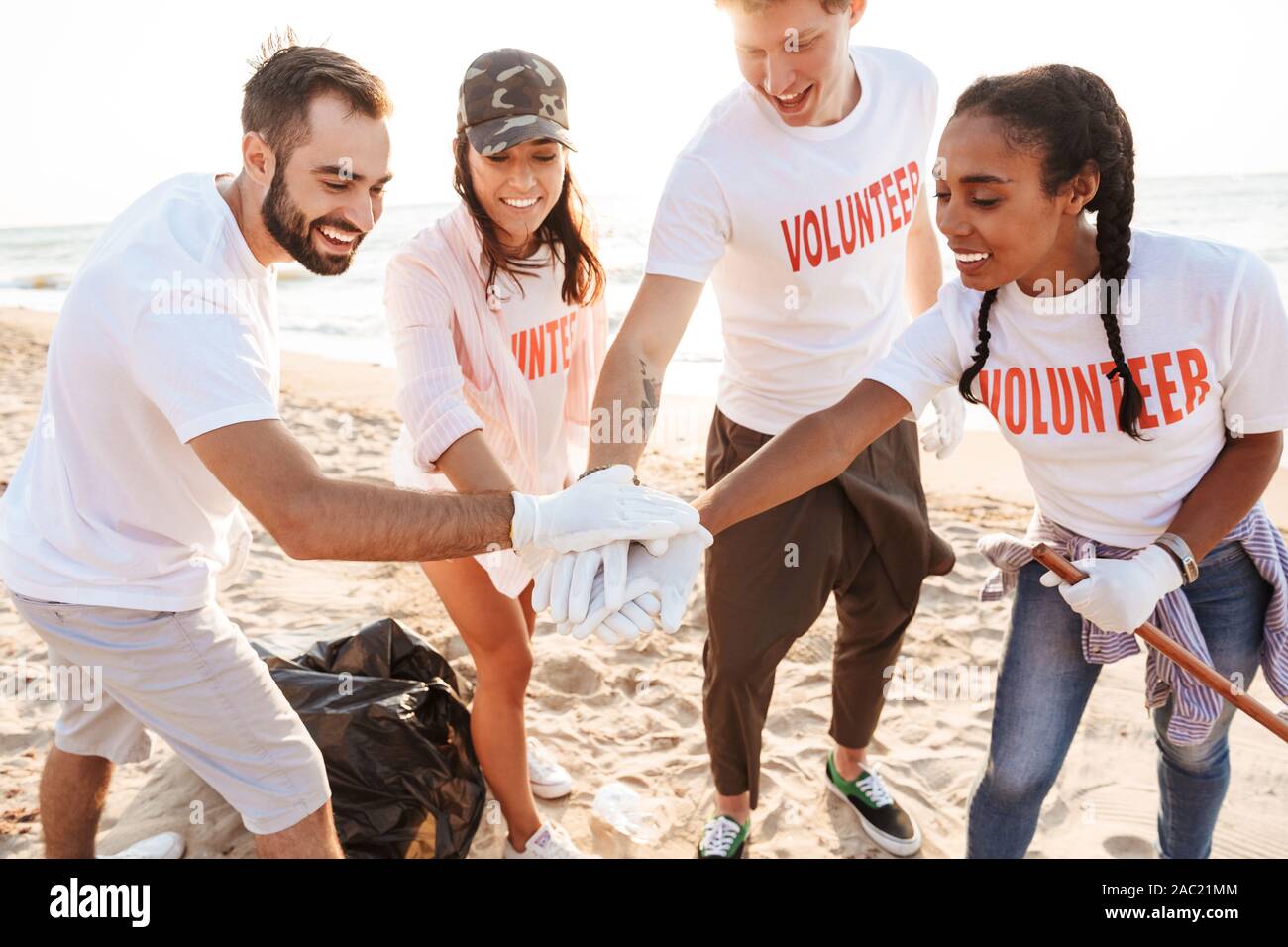 Volunteers cleaning beach hi-res stock photography and images - Alamy