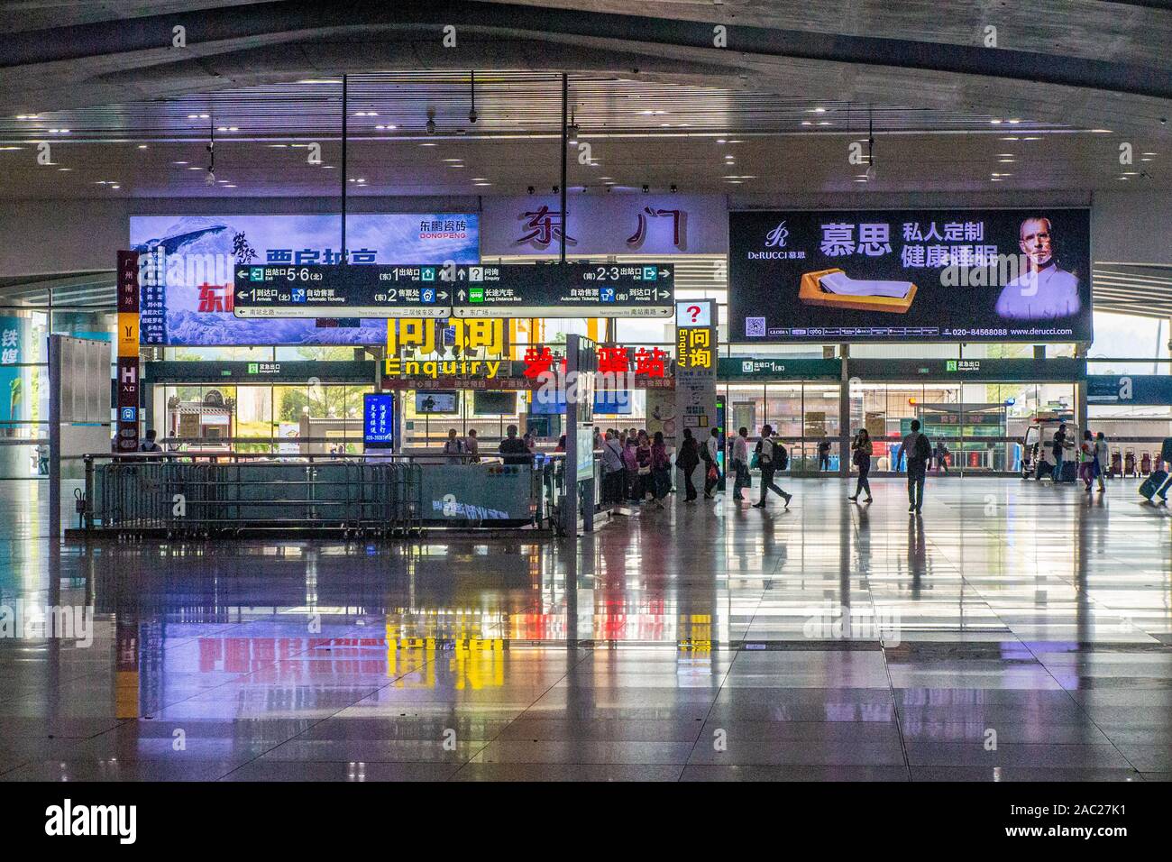 The interior of Guangzhou railway station in China Stock Photo - Alamy
