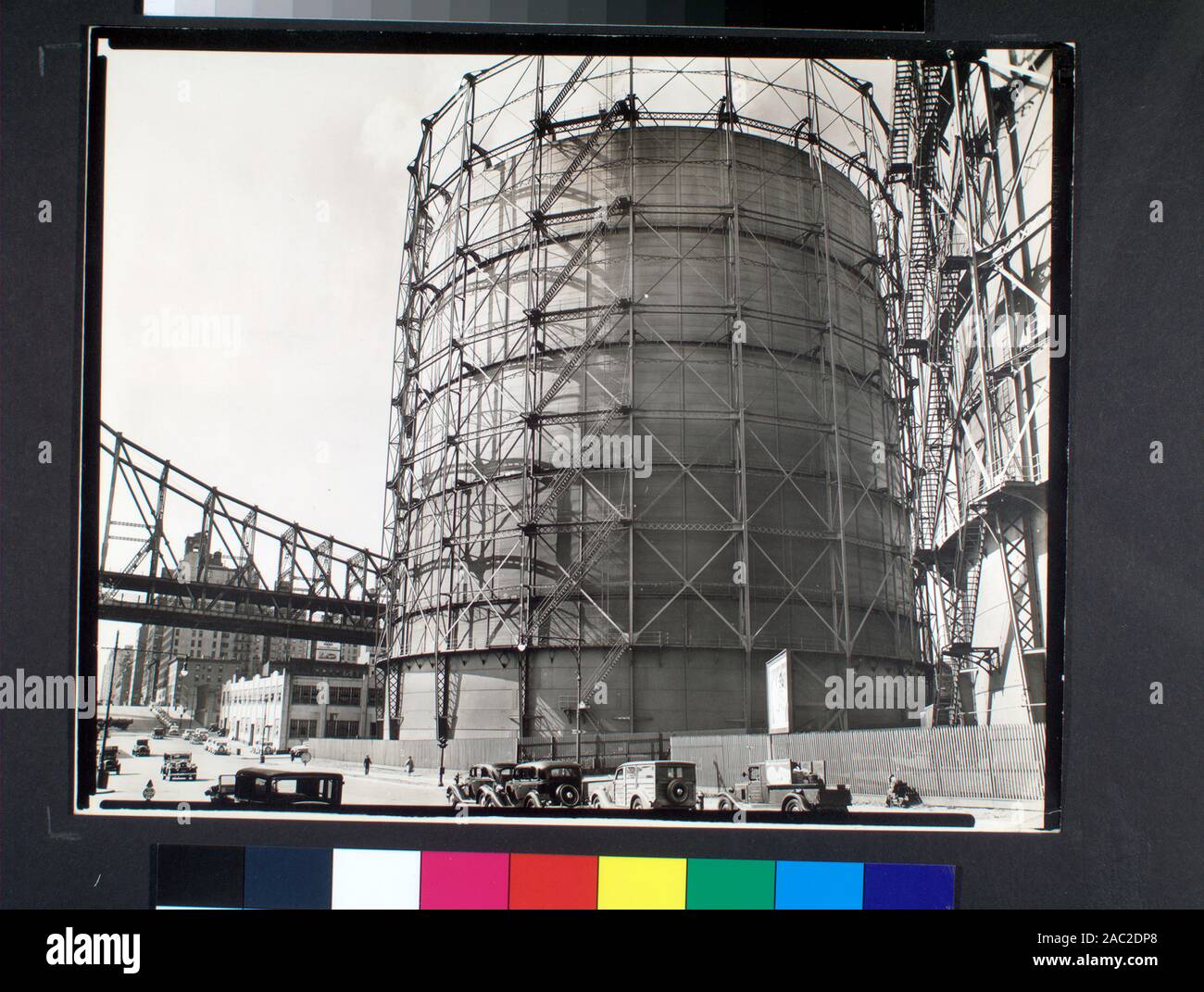 Gas tank and Queensboro Bridge, East 62nd Street & York Avenue ...