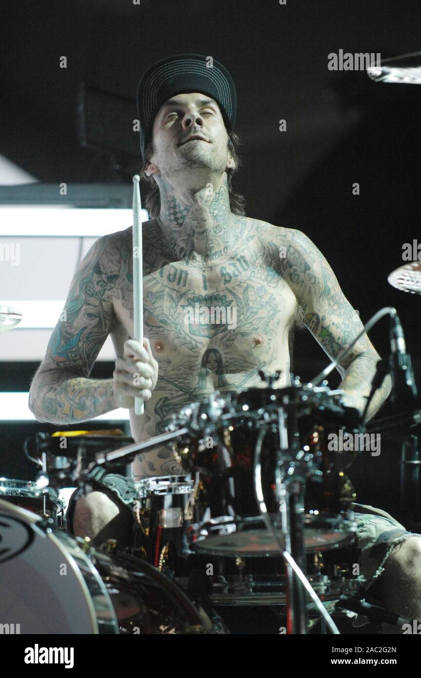 Travis barker drumming hi-res stock photography and images - Alamy
