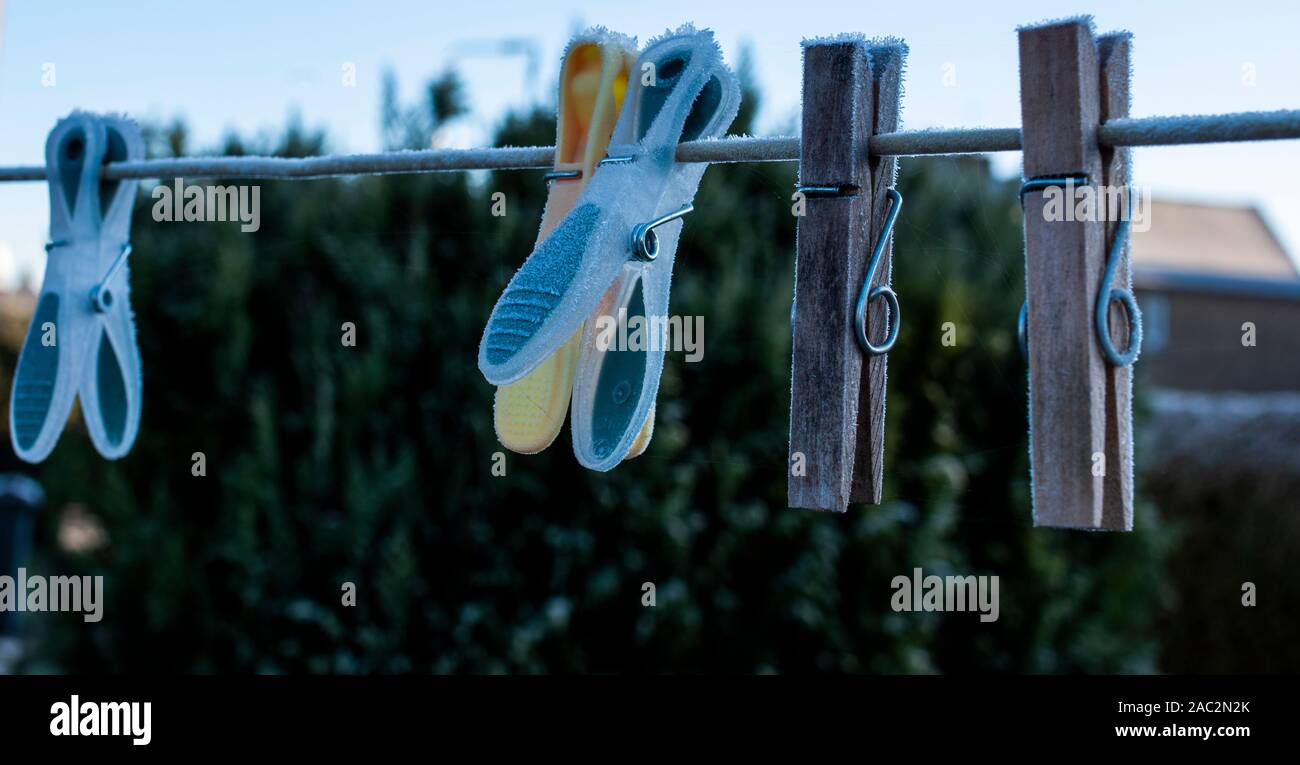 Frozen washing line hi-res stock photography and images - Alamy