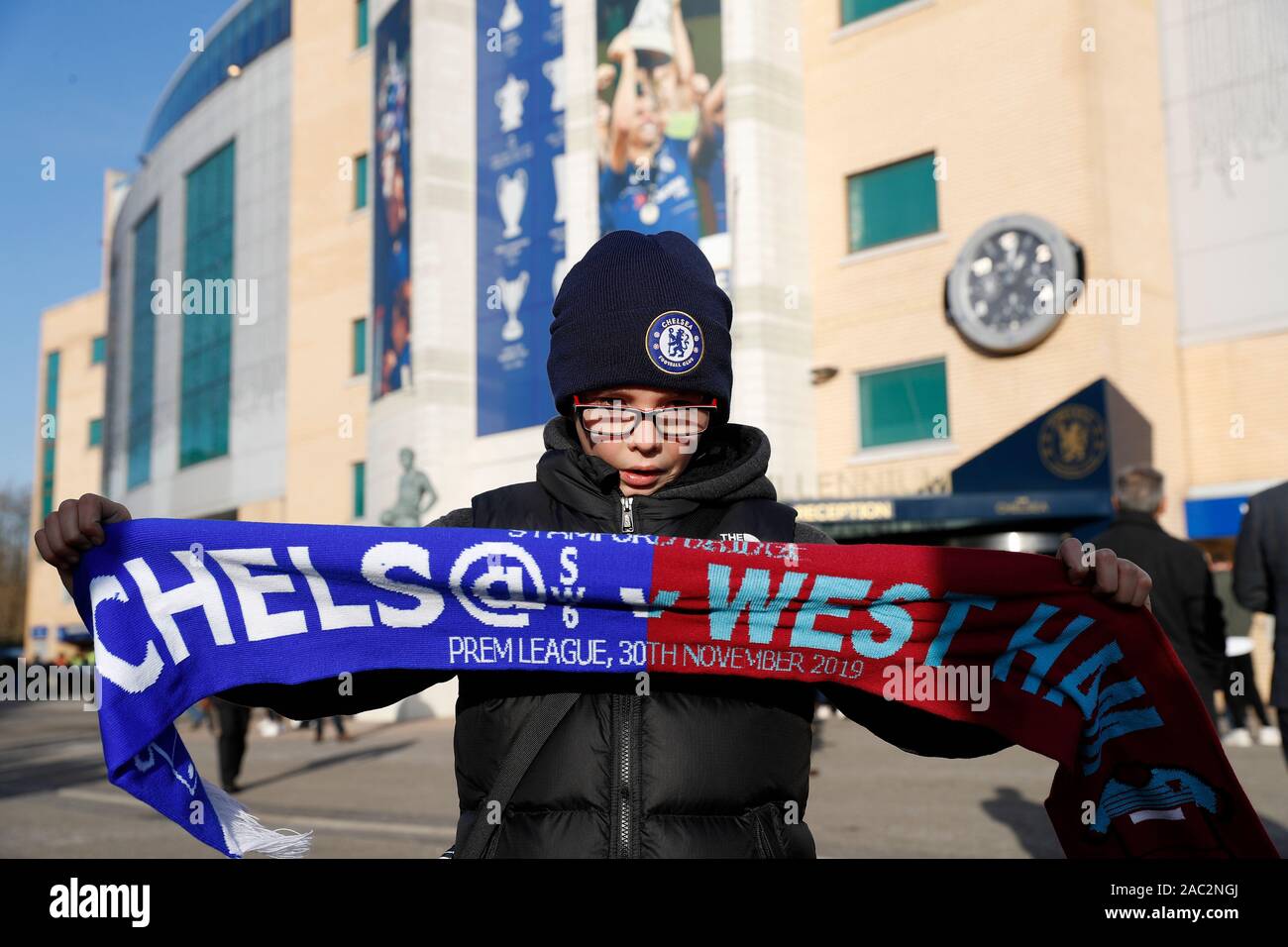 Chelsea football club scarf hi-res stock photography and images - Alamy