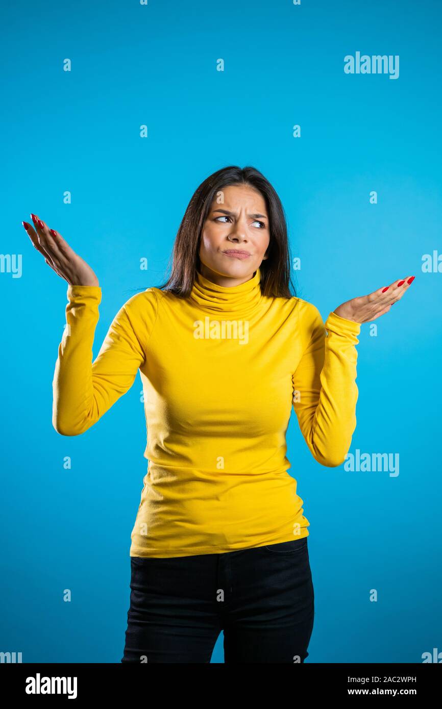 Woman shrugging shoulders hi-res stock photography and images - Alamy