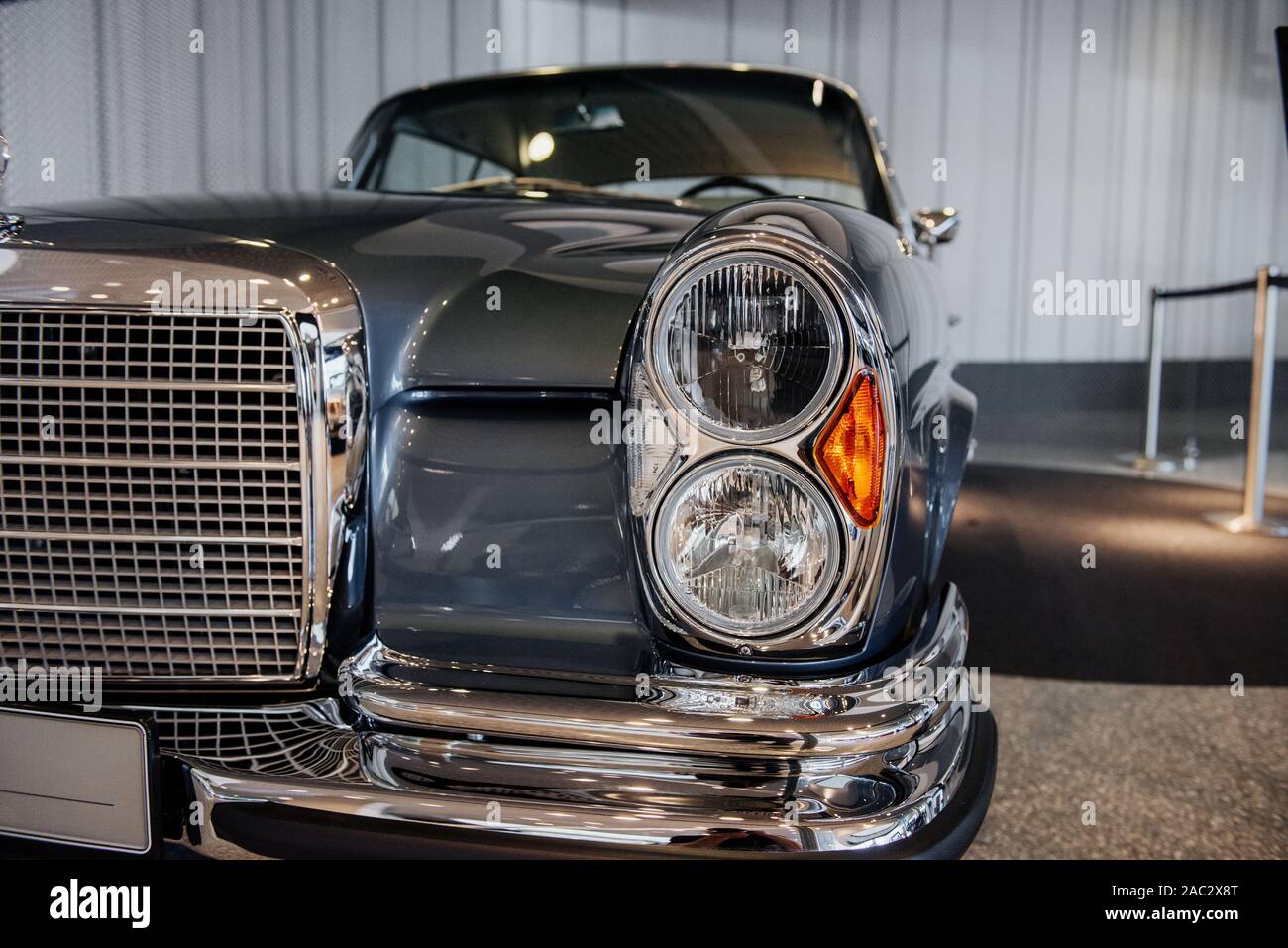 Car facing front hi-res stock photography and images - Alamy