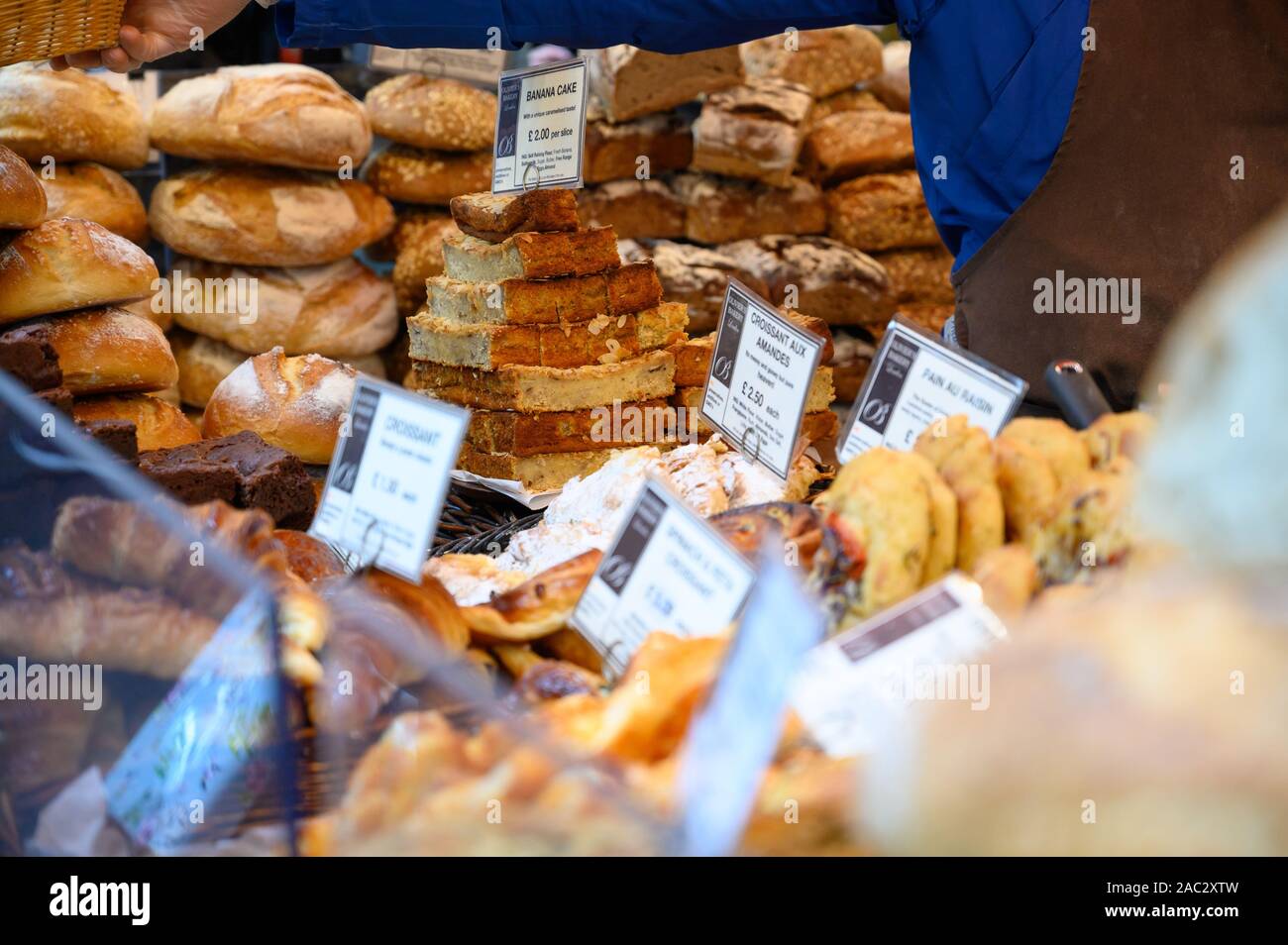 Borough market cake stall hi-res stock photography and images - Alamy