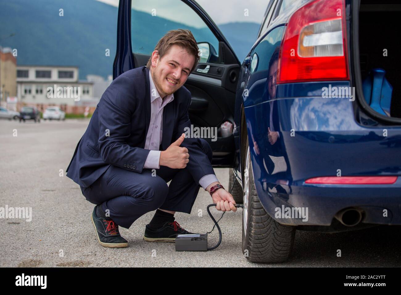 Change the cracked rubber on the car, blowing rubber tires with ...