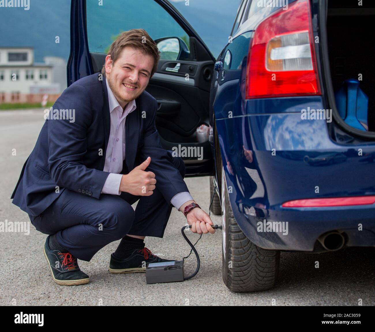 Change the cracked rubber on the car, blowing rubber tires with ...