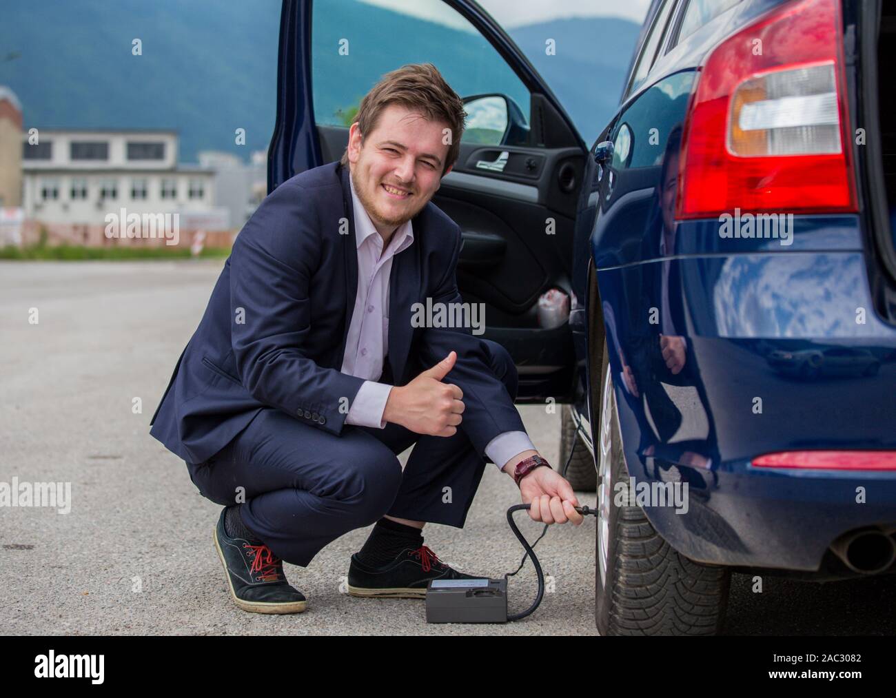 Change the cracked rubber on the car, blowing rubber tires with ...