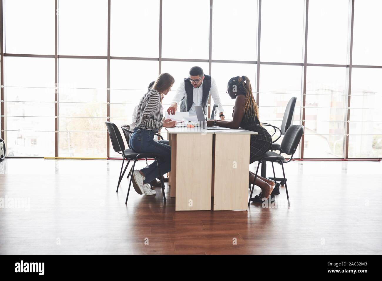 Big group discussion hi-res stock photography and images - Alamy