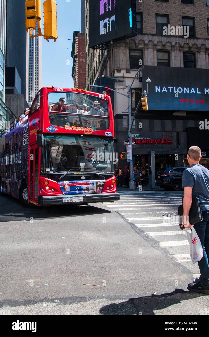 Tour bus in times square hi-res stock photography and images - Alamy