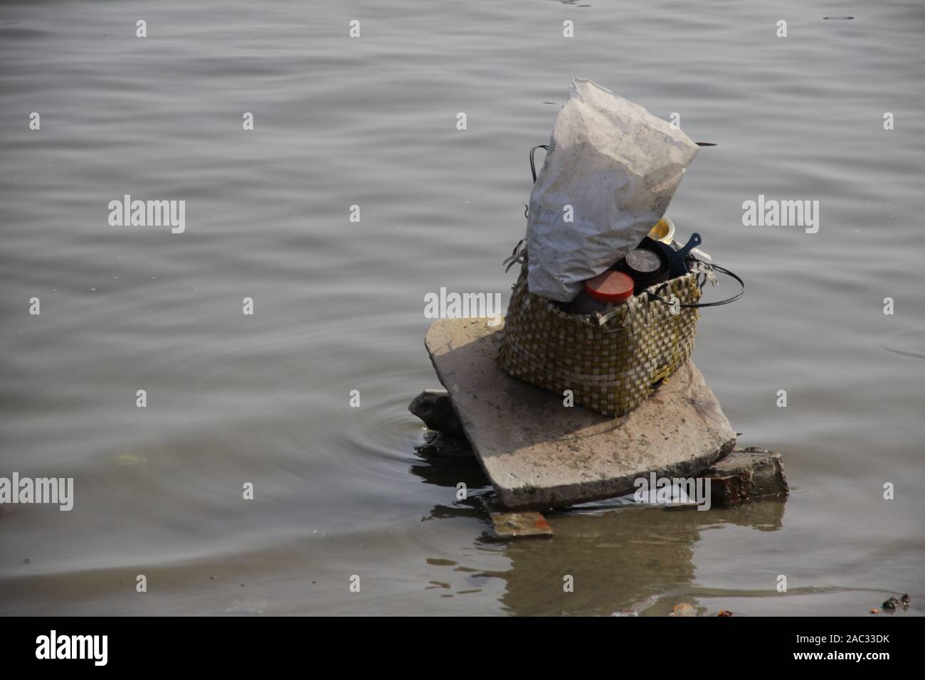 Man washerman washing clothes india hi-res stock photography and images ...
