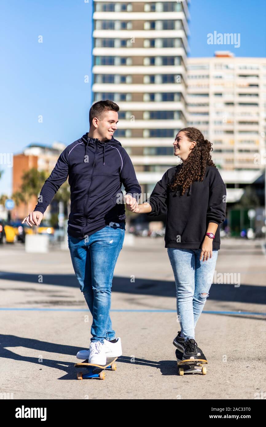 Couple holding hands teenagers cool hi-res stock photography and images ...