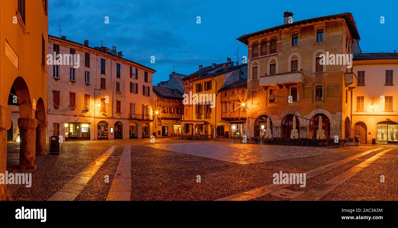 Como - The square Piazza San Fedele and square at dusk Stock Photo - Alamy