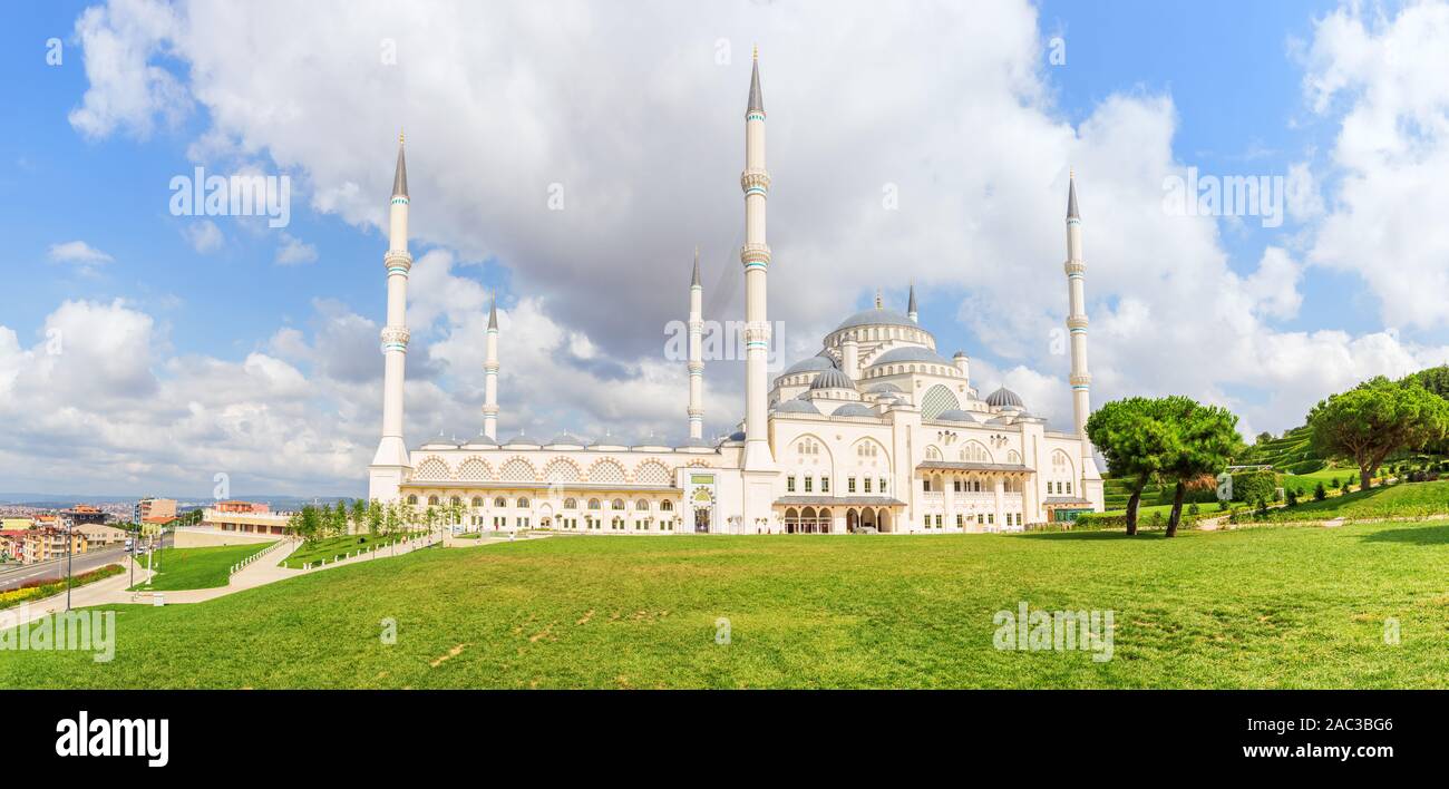 New Big Camlica Mosque of Istanbul, Turkey Stock Photo - Alamy