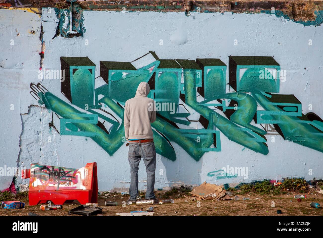 Graffiti artists at work hi-res stock photography and images - Alamy
