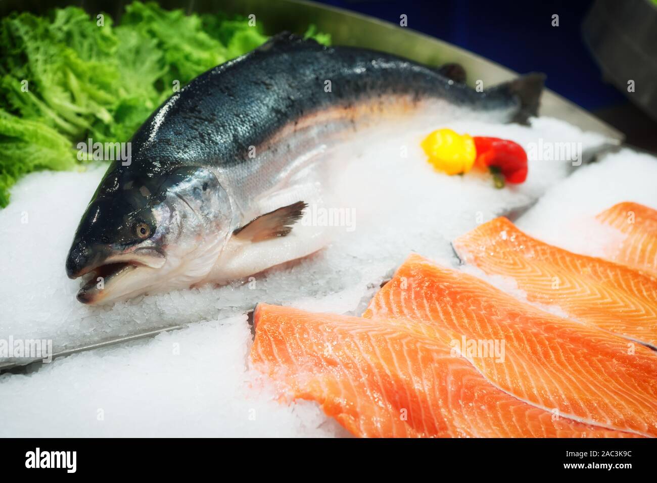 Whole salmon fish shop display hi-res stock photography and images - Alamy
