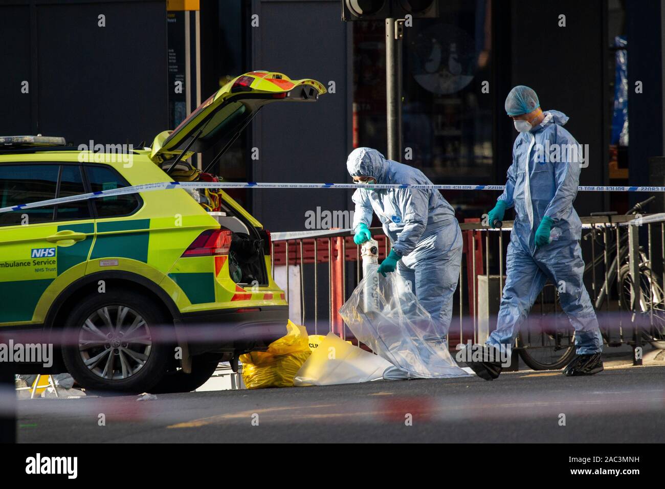 London, UK. 30th Nov 2019. Police Forensics team at the scene of Friday ...
