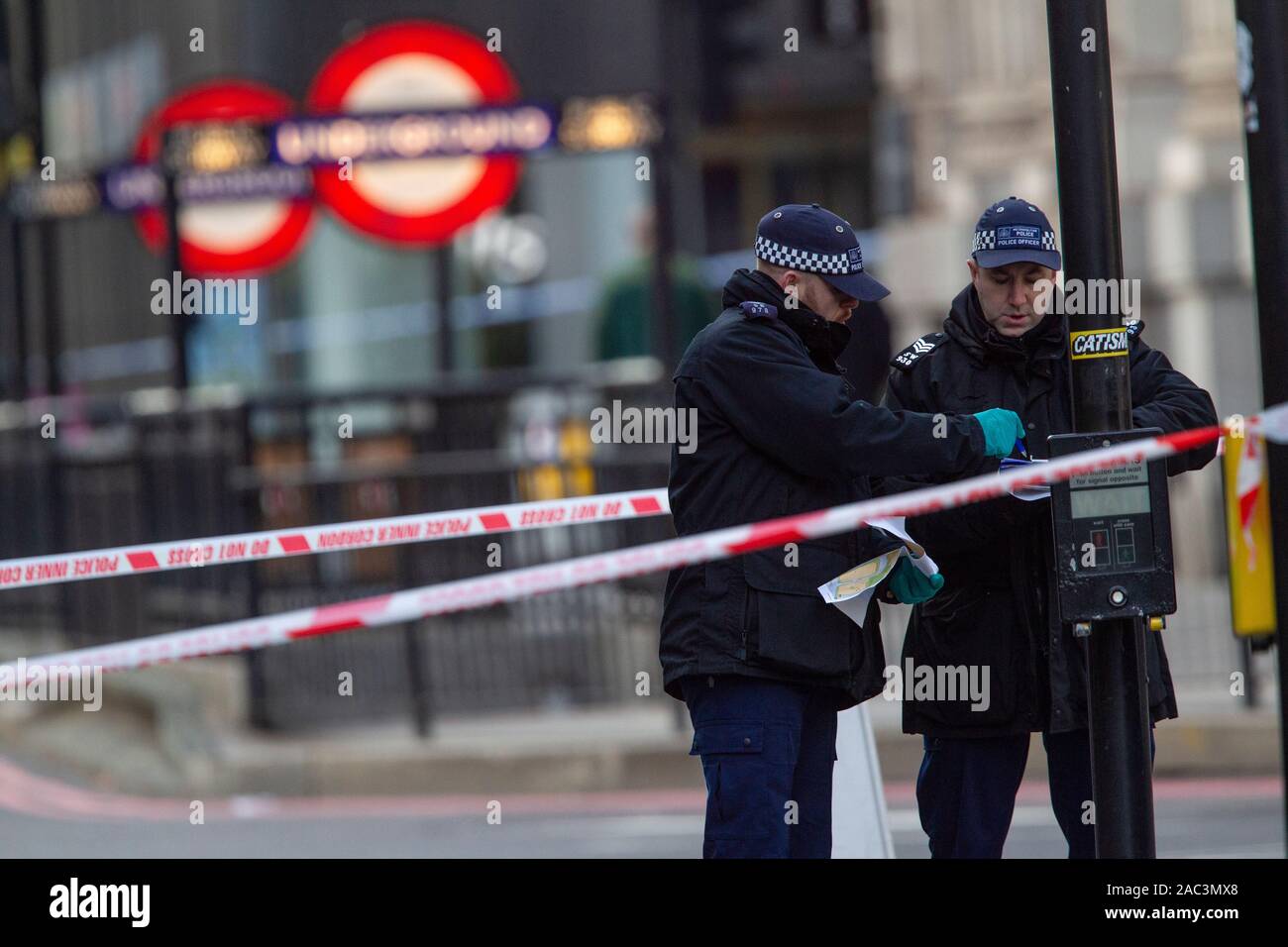London, UK. 30th Nov 2019. Metropolitan Police Forensics team making a ...