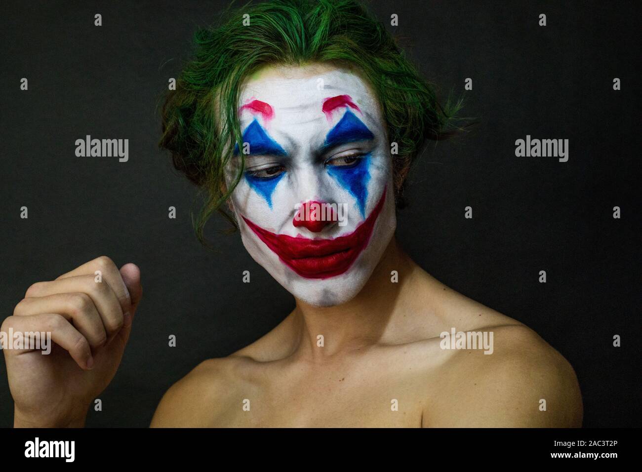 Portrait of a man with clown makeup and green hair Stock Photo - Alamy