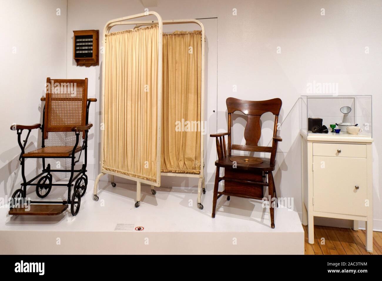 Antique medical equipment hi-res stock photography and images - Alamy