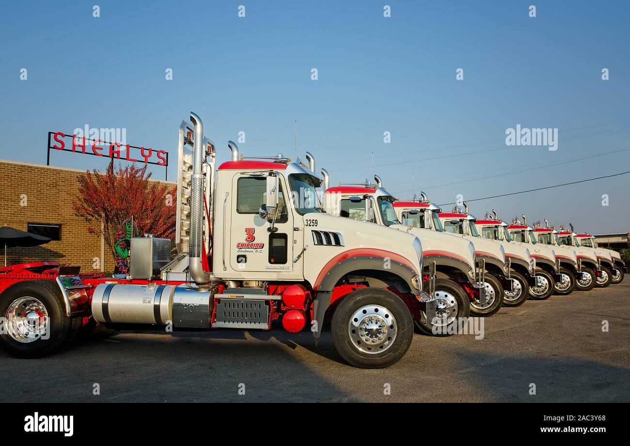 Front of mack truck hi-res stock photography and images - Alamy
