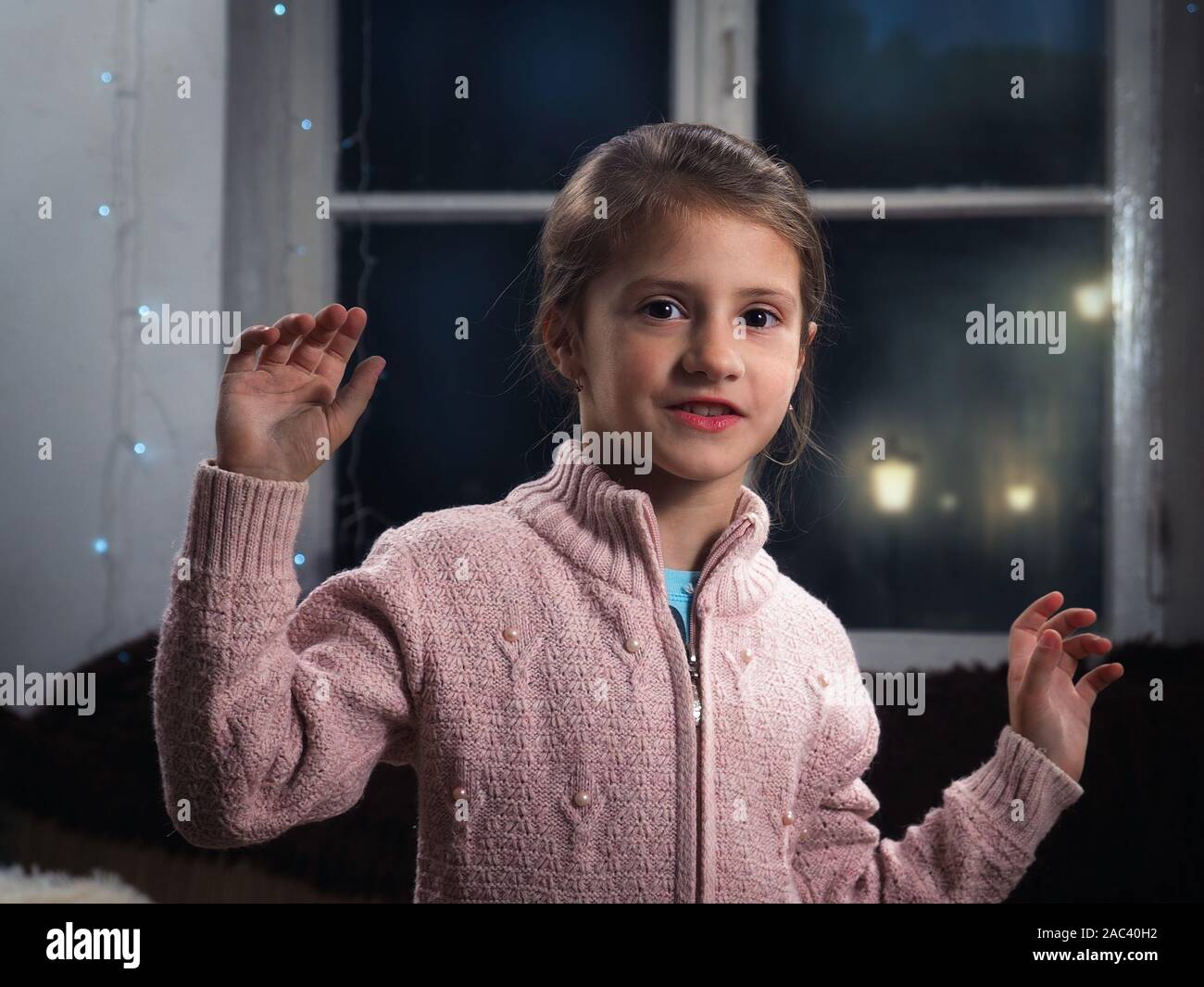 Girl that the emotionally tells. Portrait of a child engaged in ...
