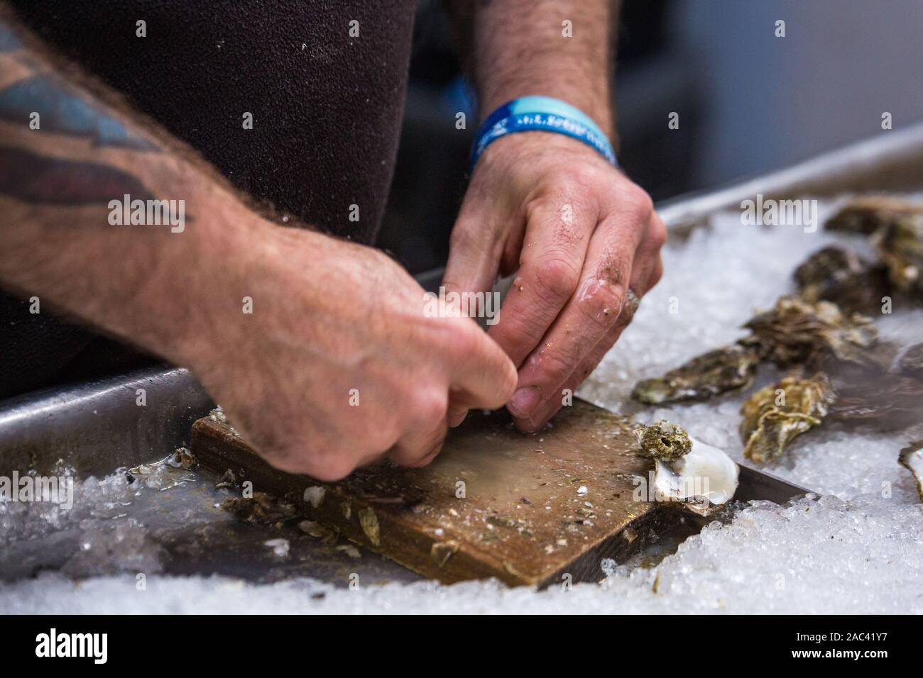 Preparing oysters for dinner in scottish restaurant Stock Photo - Alamy