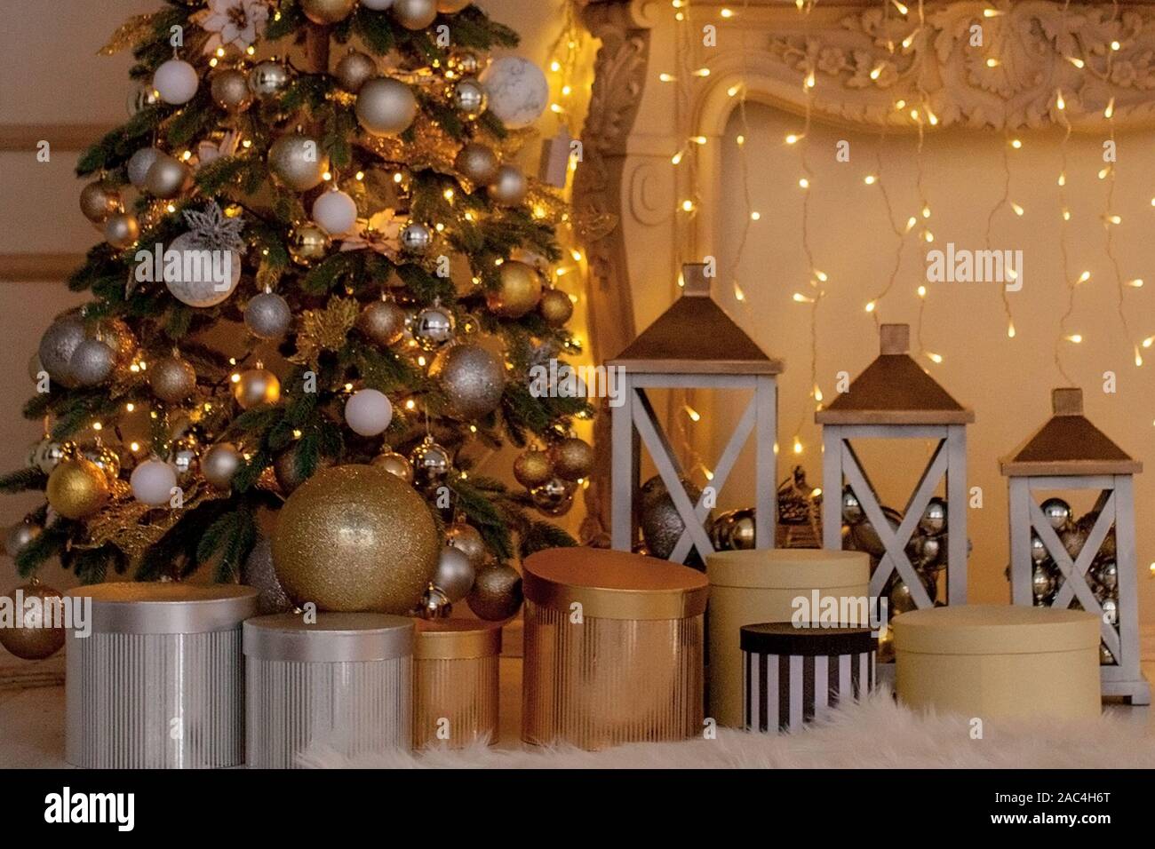 Christmas tree with presents underneath in living room Stock Photo - Alamy