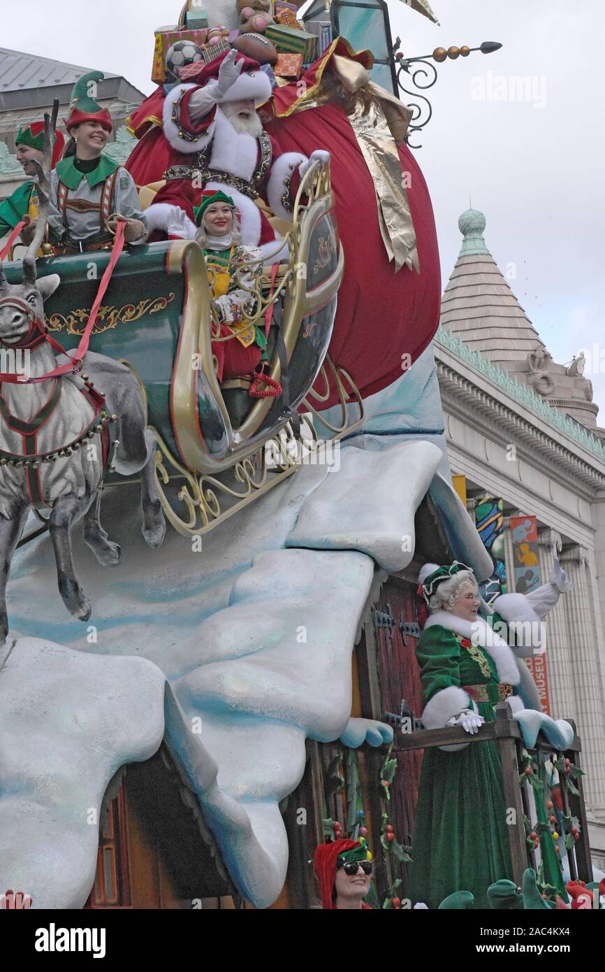 Santa claus parade float hi-res stock photography and images - Alamy