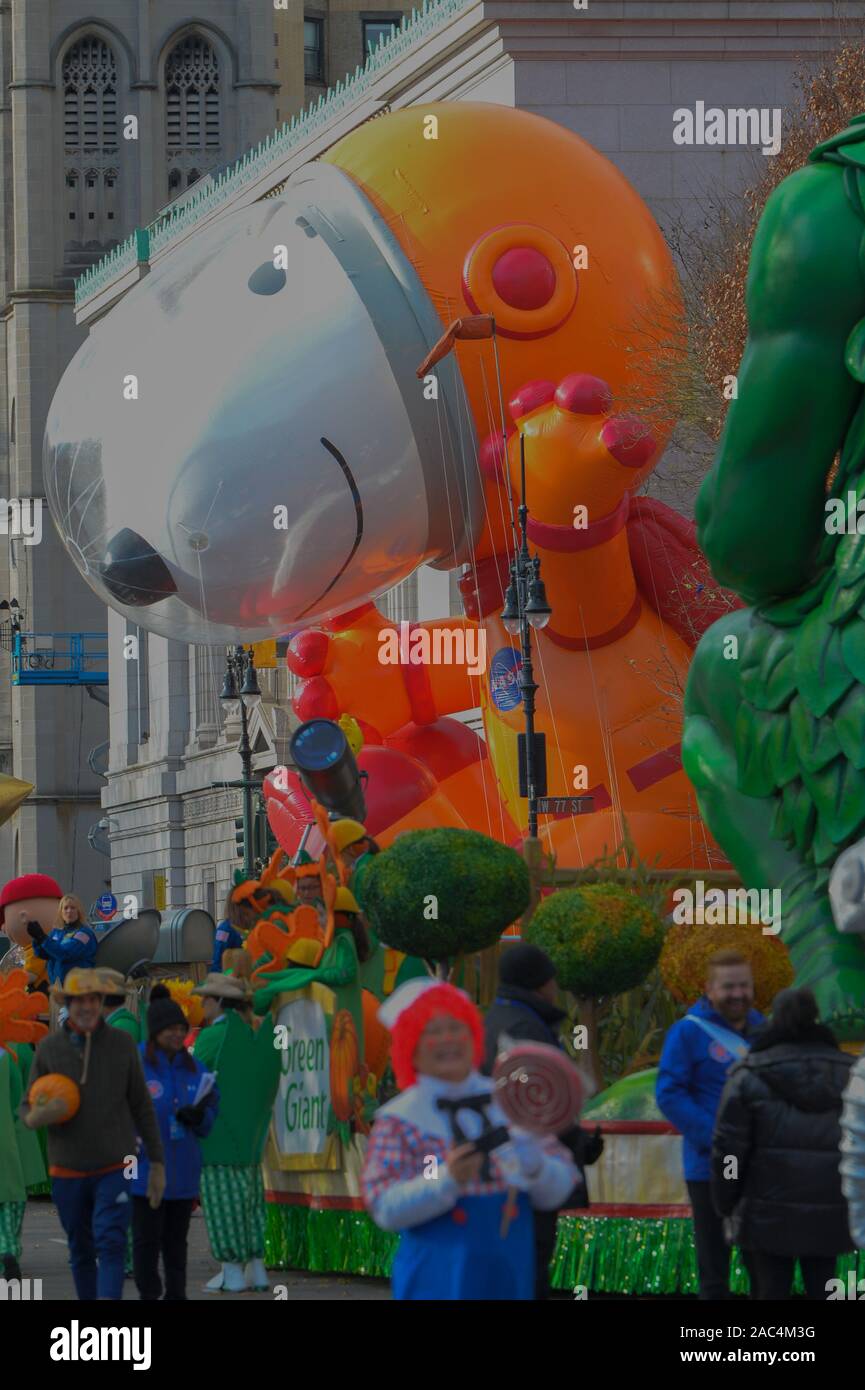 Macy's thanksgiving parade snoopy hi-res stock photography and images ...