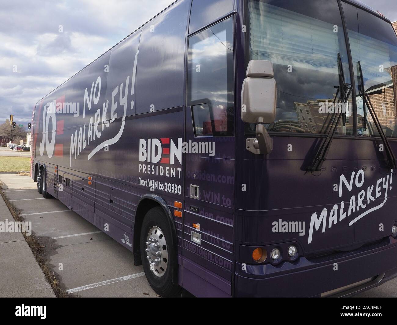 Biden campaign bus hi-res stock photography and images - Alamy