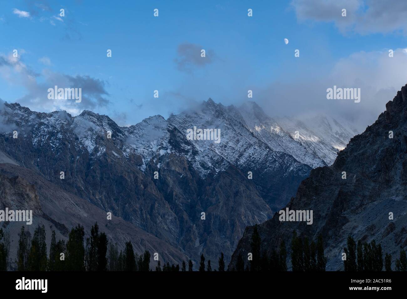 Karakoram mountains, pakistan hi-res stock photography and images - Alamy