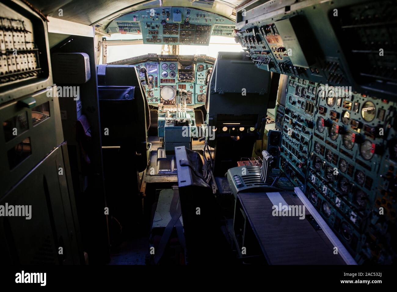 Md 80 cockpit hi-res stock photography and images - Alamy