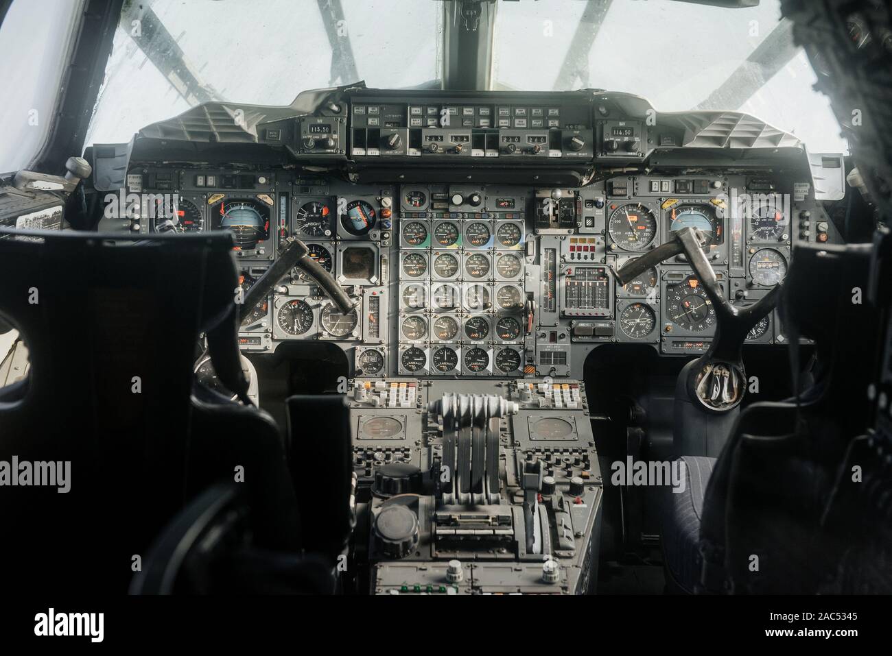 Md 80 cockpit hi-res stock photography and images - Alamy