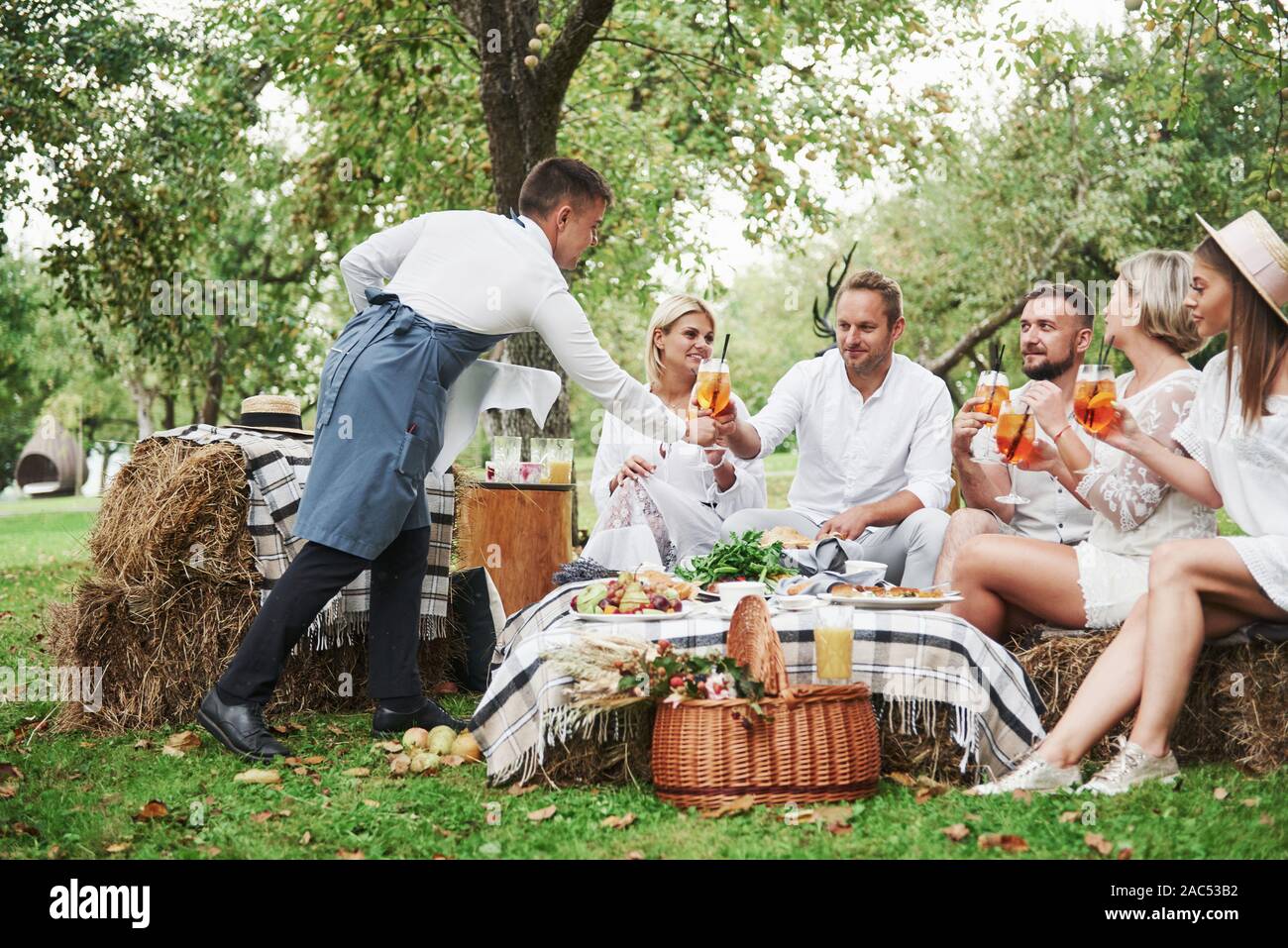 Friendly service hi-res stock photography and images - Alamy