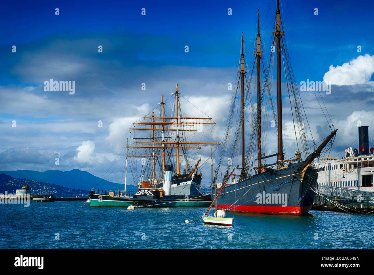 Square rigged ship hi-res stock photography and images - Alamy