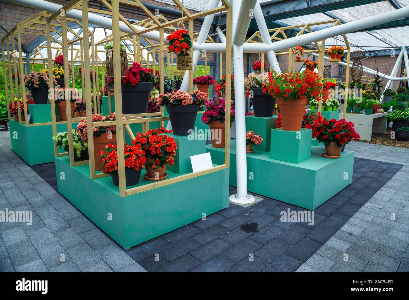 Stand store hi-res stock photography and images - Alamy