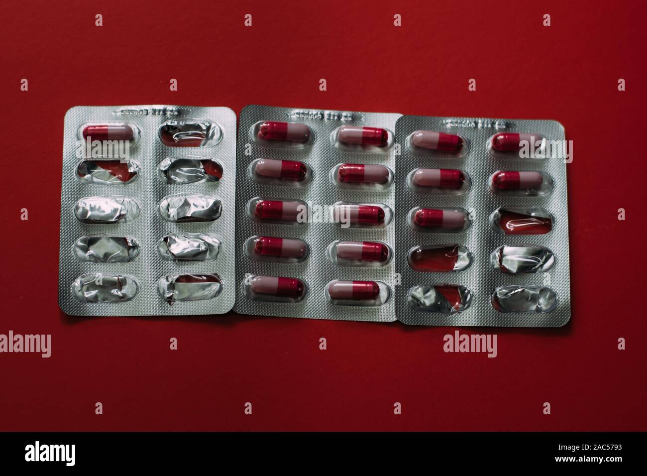 Red capsule blister pack hi-res stock photography and images - Alamy
